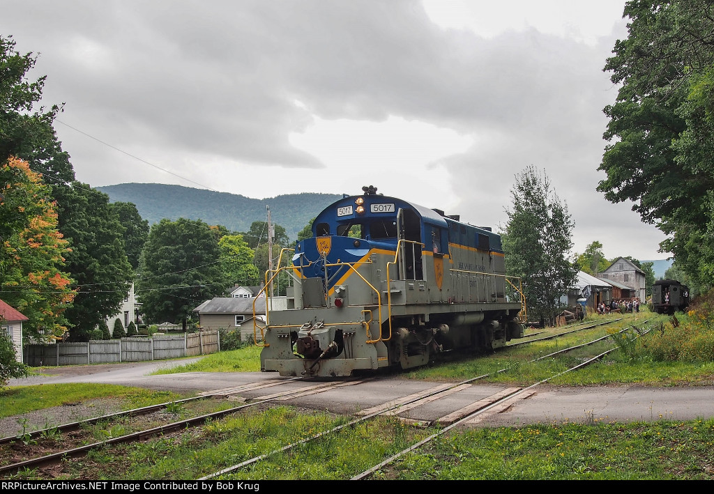 D&H 5017 runs around the train on the passing siding at Roxbury